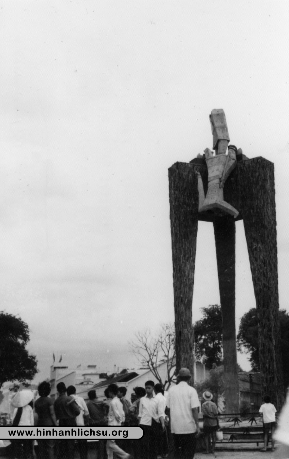 Tượng đài Hai Bà Trưng trong cuộc đảo chính năm 1963 - Hình Ảnh Lịch Sử ...