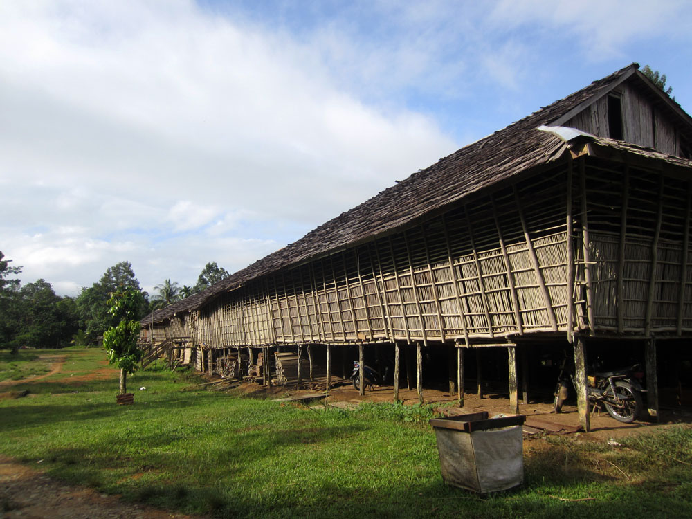 Nilai Kerukunan di Rumah Betang yang Mulai Tergantikan ~ NOYANPOST