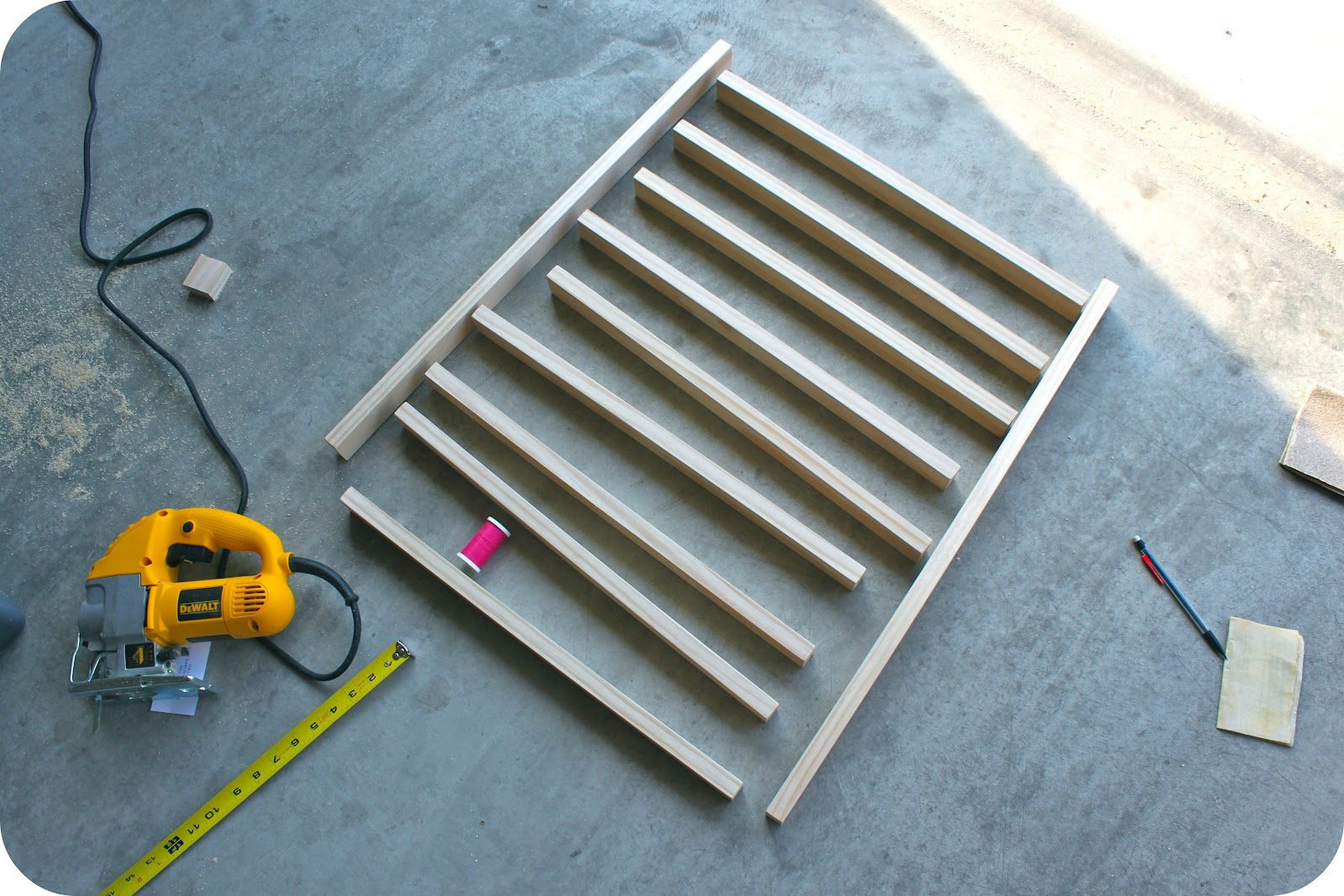 Sewing Over Pins: Tutorial: DIY Thread Spool & Bobbin Storage