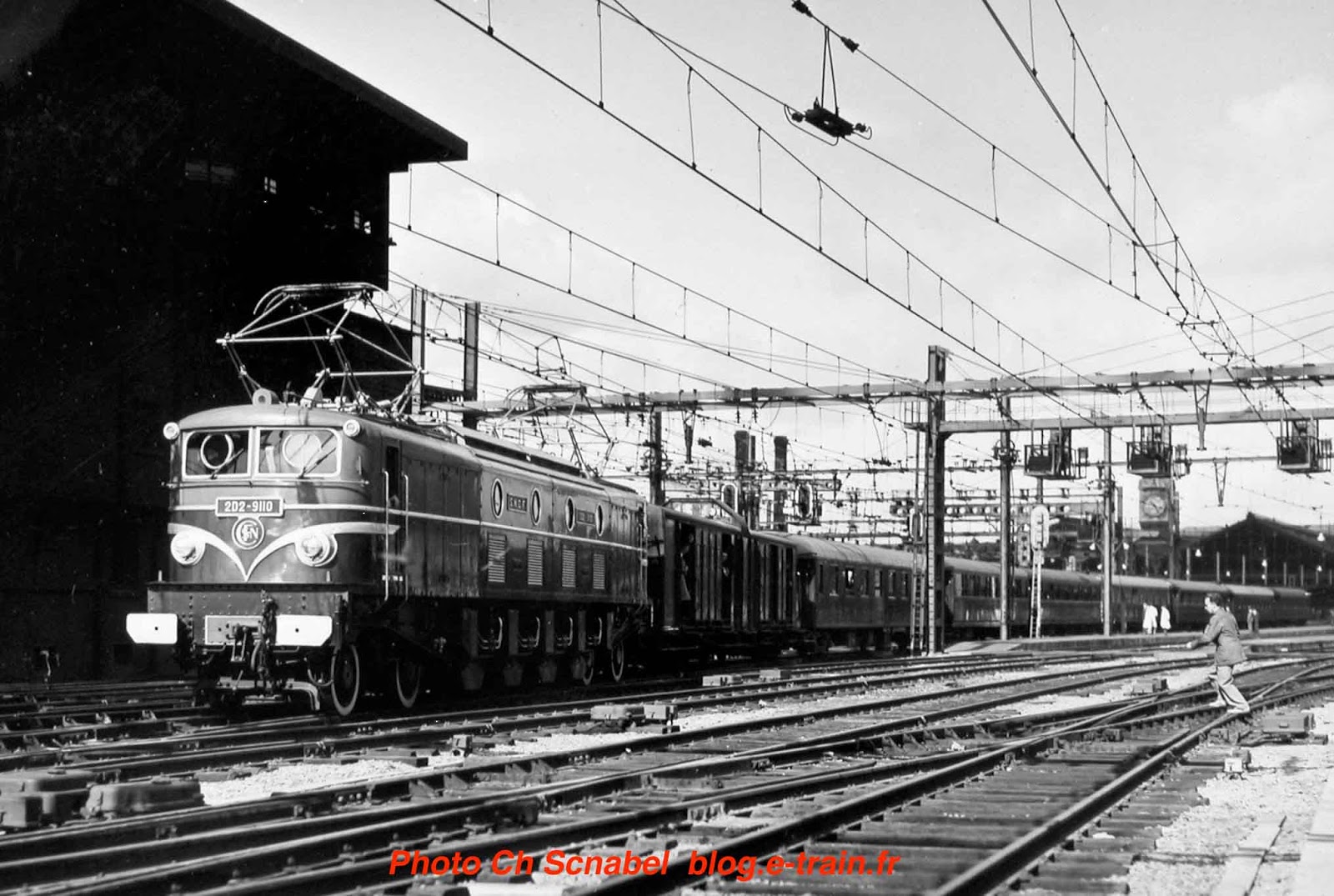 Loco-Revue: Nuremberg : une 2D2 9100 en Version d'origine chez Roco