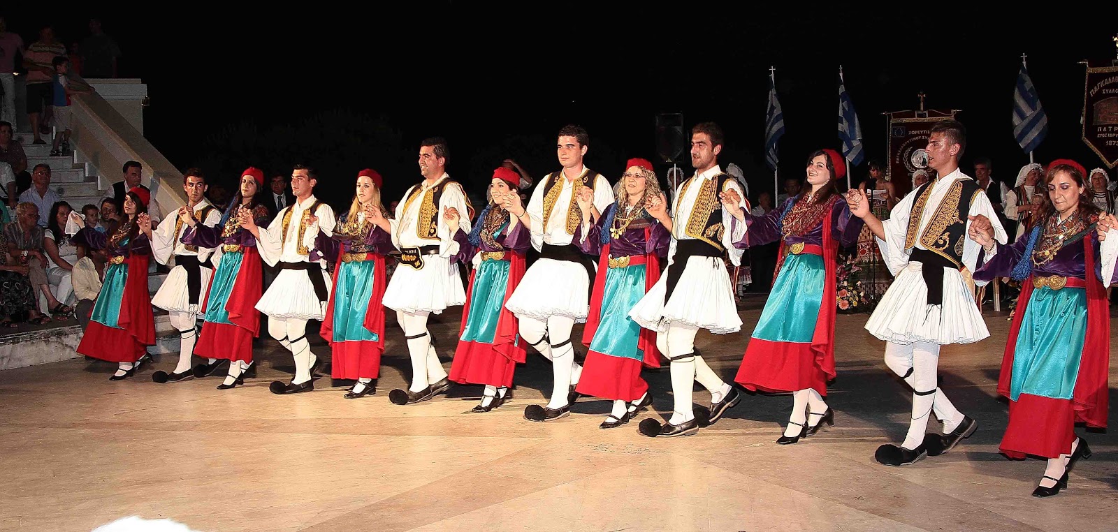 «Λαμπερή» η τελετή λήξης των χορευτικών του Παγκαλαβρυτινού 2011-2012 ...