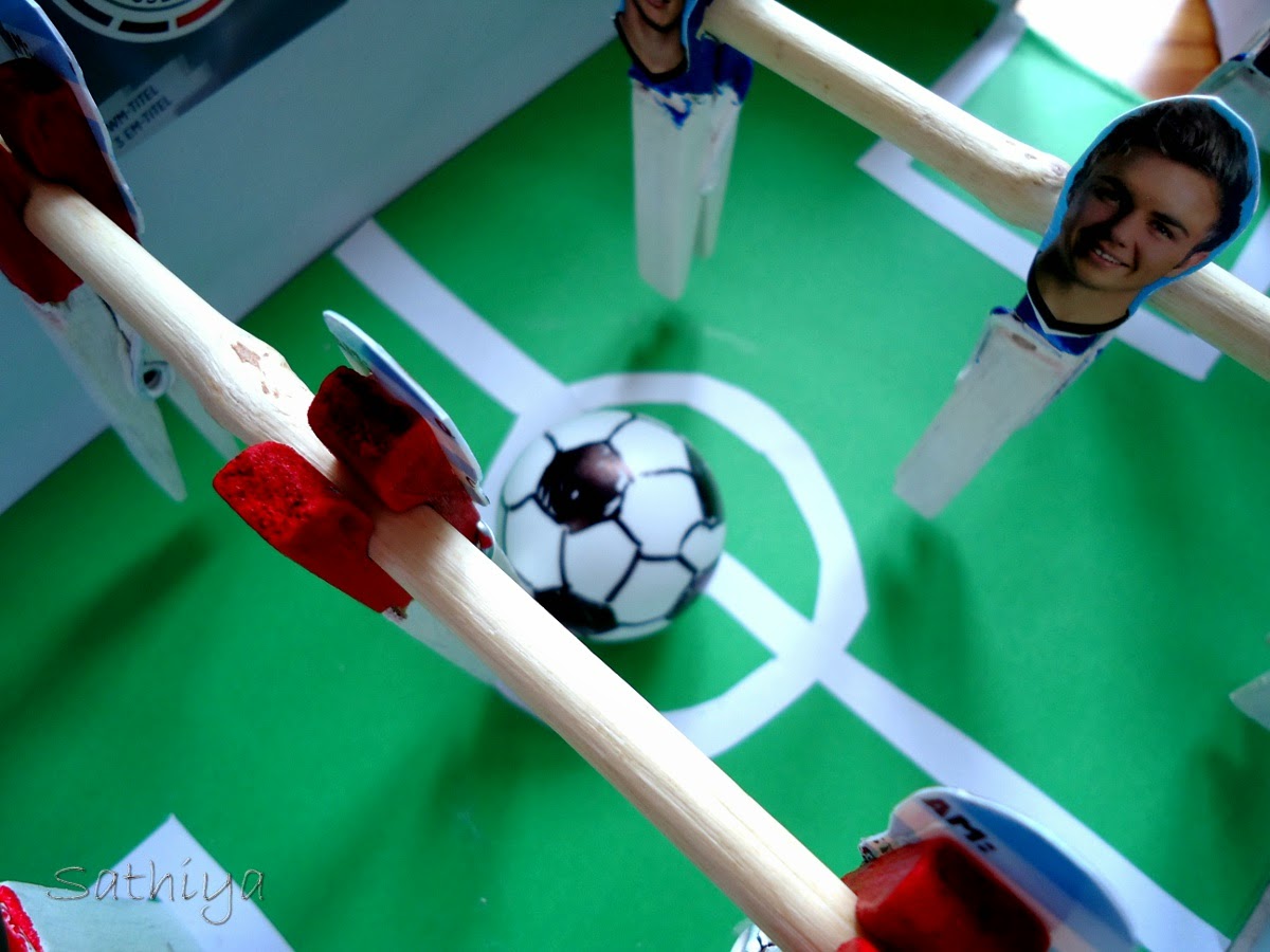 Wie Samt und Seide: Tischfußball aus Schuhkarton und Wäscheklammern