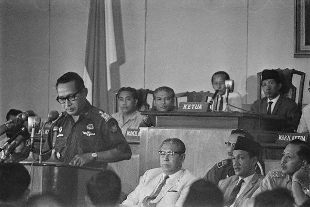 Indonesia Zaman Doeloe: Soeharto berpidato di Gedung DPR, 1967