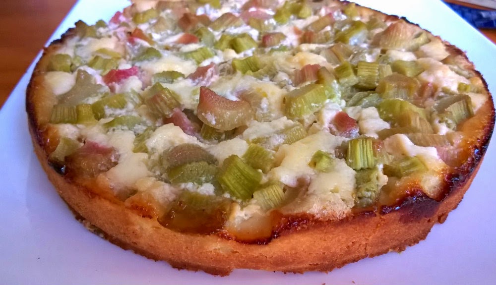 Mahlane rabarberi-hapukoorekook