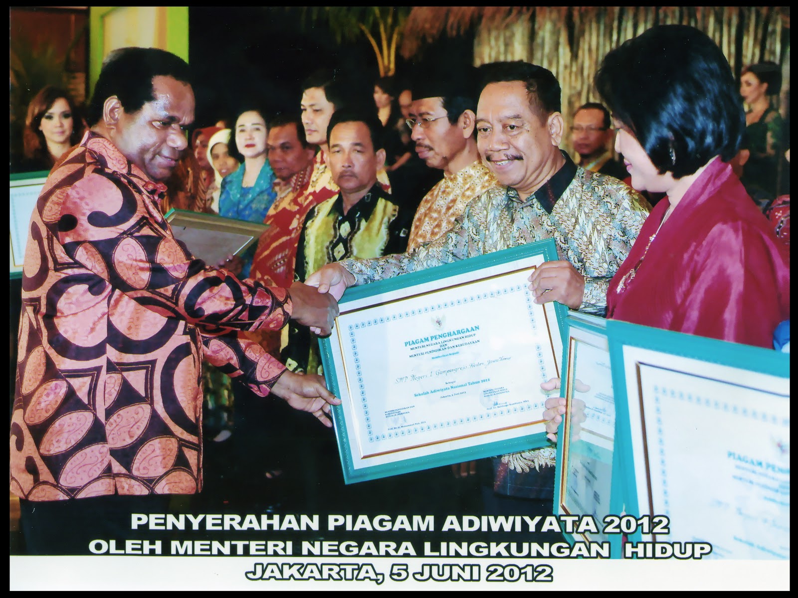 SERAH TERIMA PIAGAM DAN PIALA ADIWIYATA NASIONAL TAHUN 2012 | UPTD SMP NEGERI 1 GAMPENGREJO KEDIRI