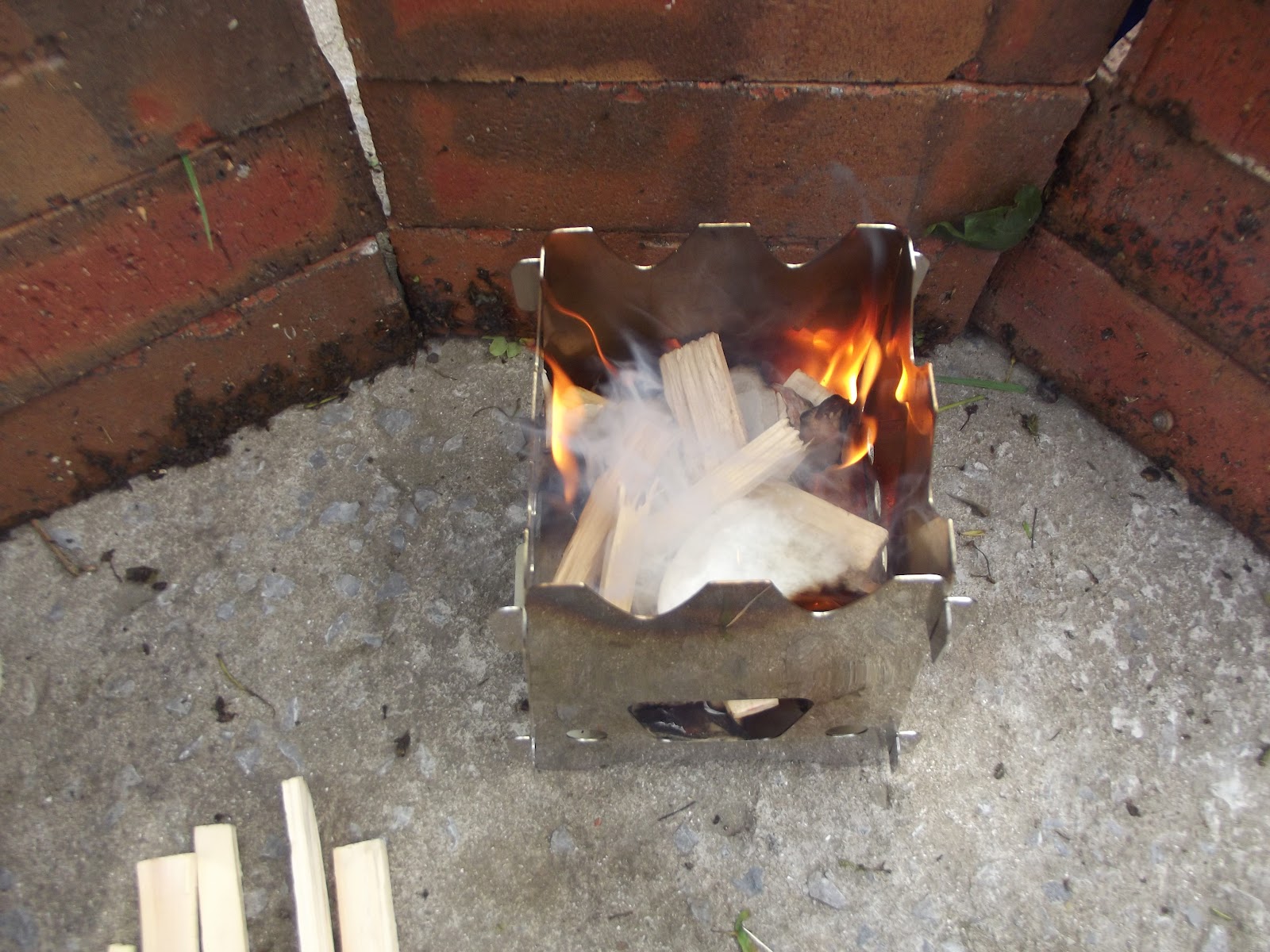 The Outdoorist: Pathfinder bottle and cup with Emberlit stove