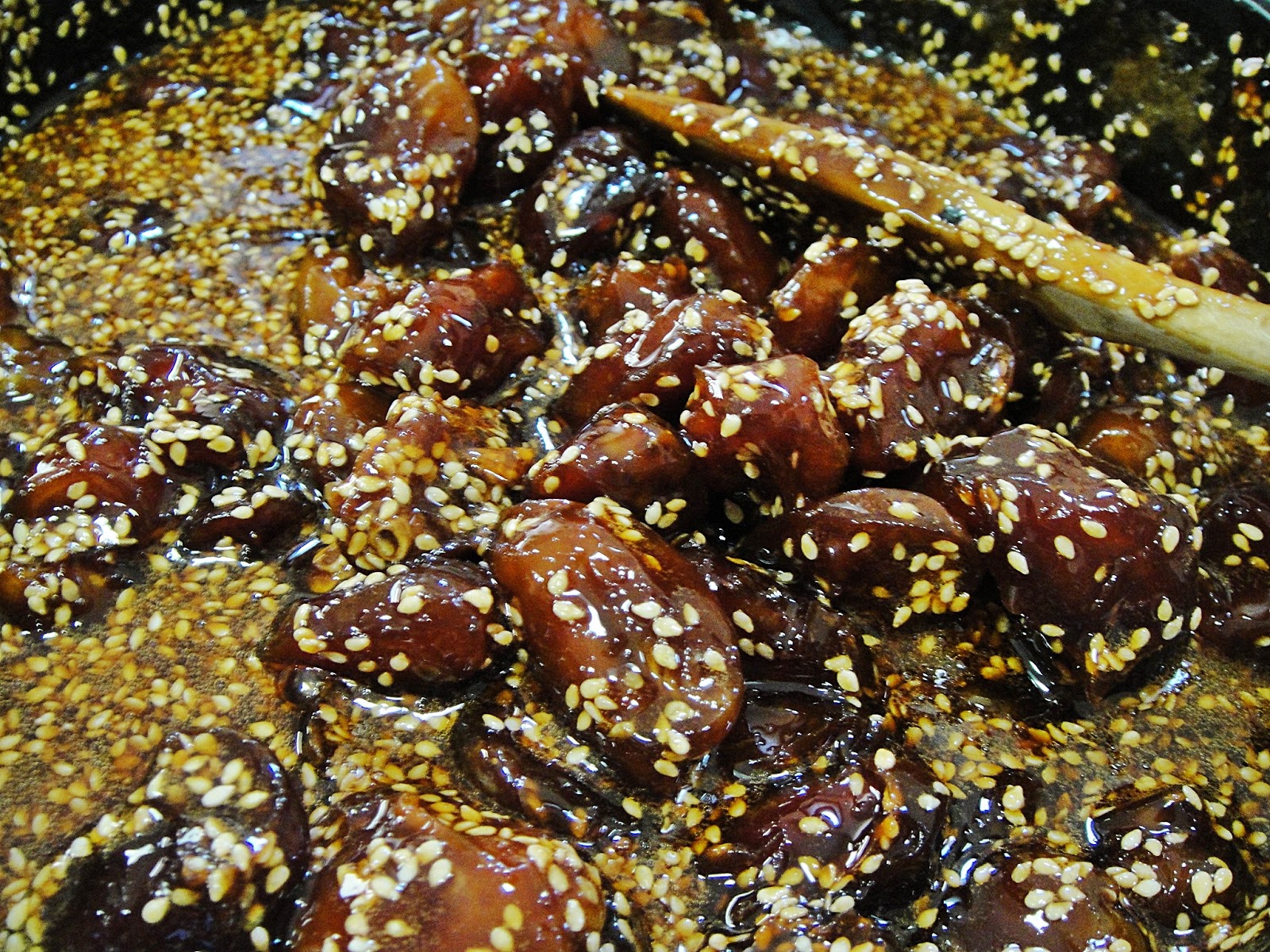 Maryam's Culinary Wonders: 1118. Iraqi Honeyed Dates