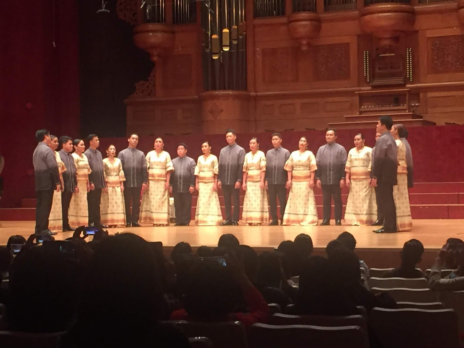 Mountaining: 2018年10月27日 - Philippine Madrigal Singers 鄰居送的兩張票