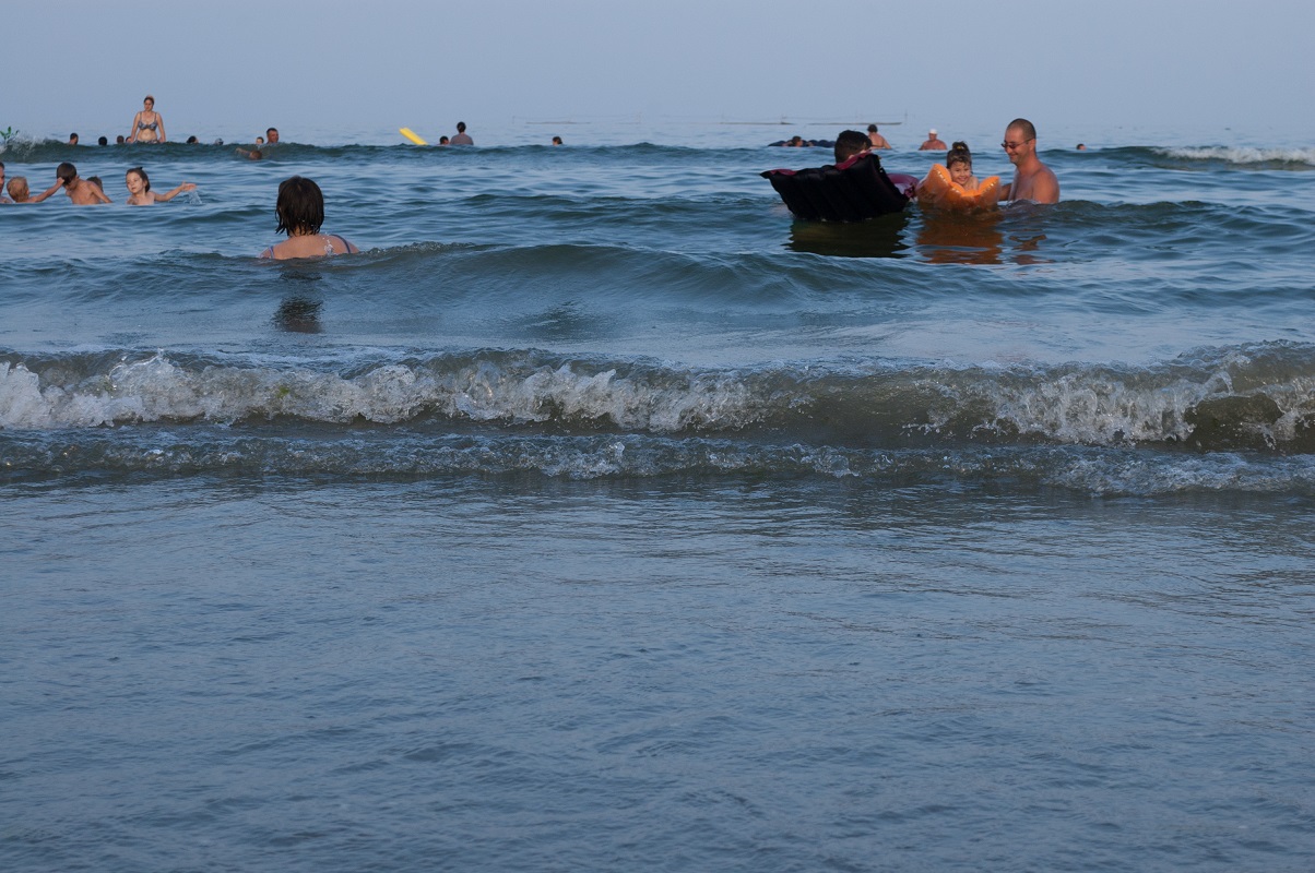 Hoinari prin Navodari, cazare la cort