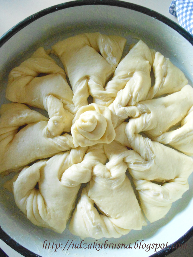 U dzaku brasna: Česnica (Božićna pogača)