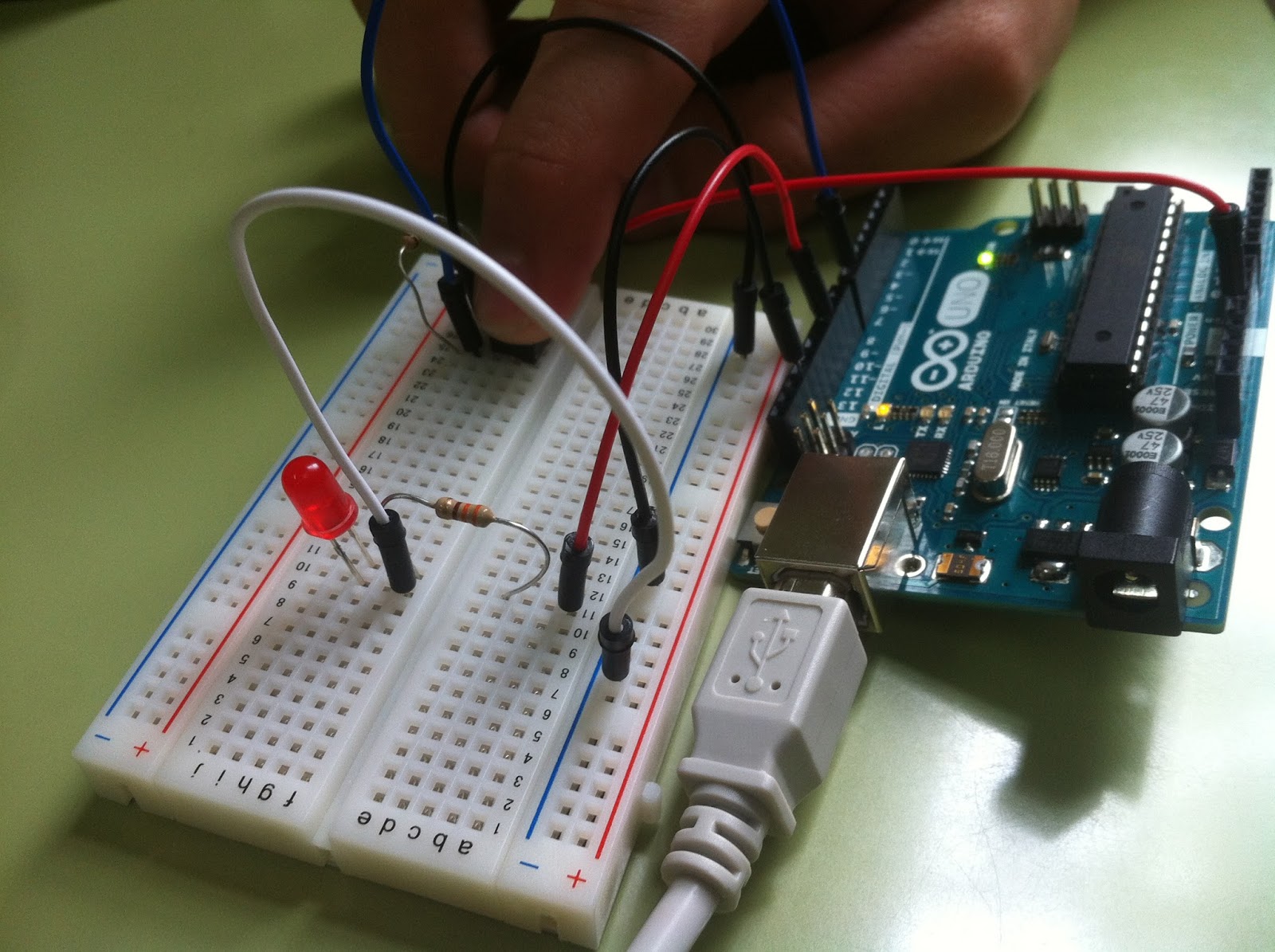 TecnoRosi: Arduino 3: Un Led y un pulsador.