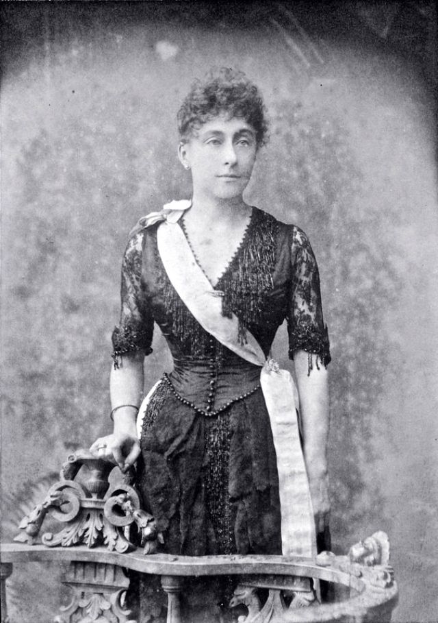 Glamorous Pics of Young Ladies That Defined Women's Fashion Trends of ...