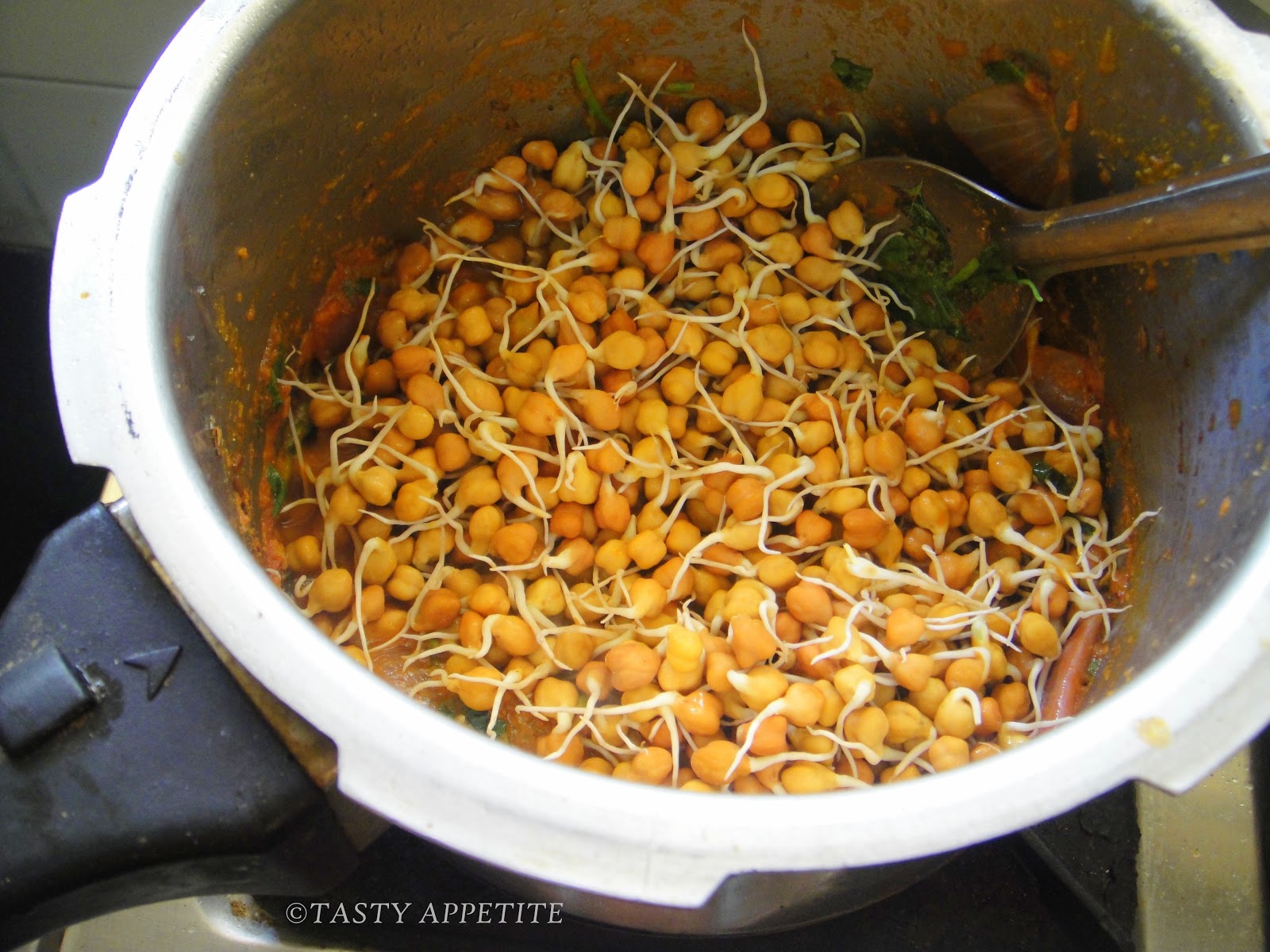 Sprouted Kala Chana Masala / Chana Palak Curry / How to make Sprouts at ...