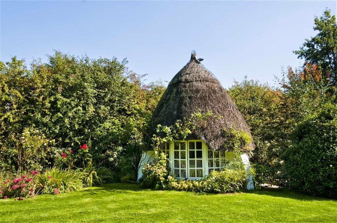 Shedworking: Thatched shed to rent