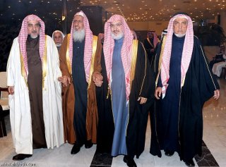 Apakah Isbal dilarang? Mendapat Pahalakah Orang yang Sholat dengan ...