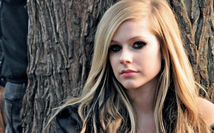 MonicAcinoM: The Old vs The New (Avril Lavigne)
