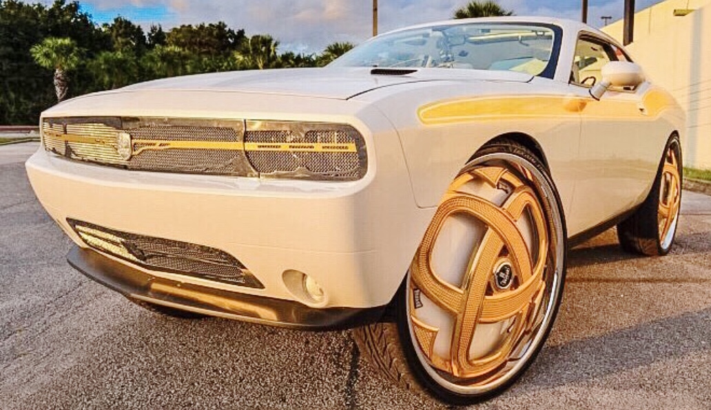 Ace-1: White Dodge Challenger R/T on Gold 32" DUB Markee Floaters