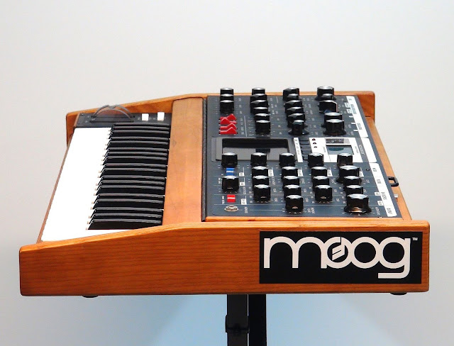 MATRIXSYNTH: Moog Minimoog Voyager Signature Edition SN 351 of 600