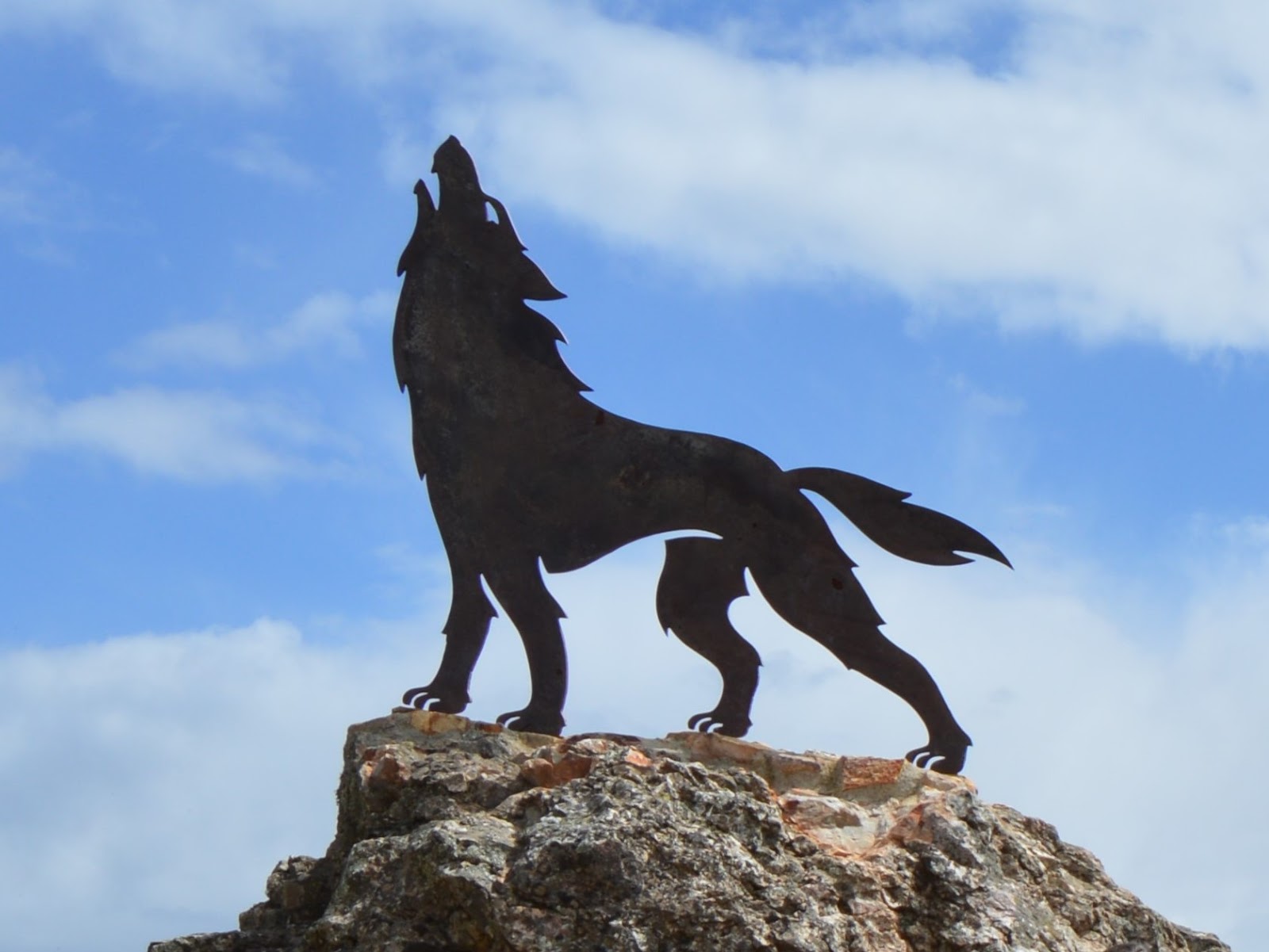 EXTREMOS DEL DUERO: el lobo en serradilla. cáceres.