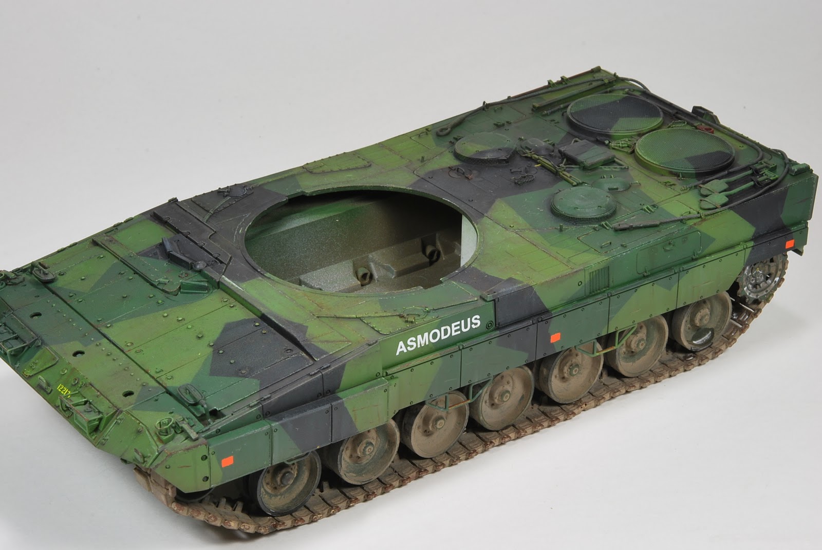 Chris Jerret modeling: Leopard (s) Strv.122 Sweden