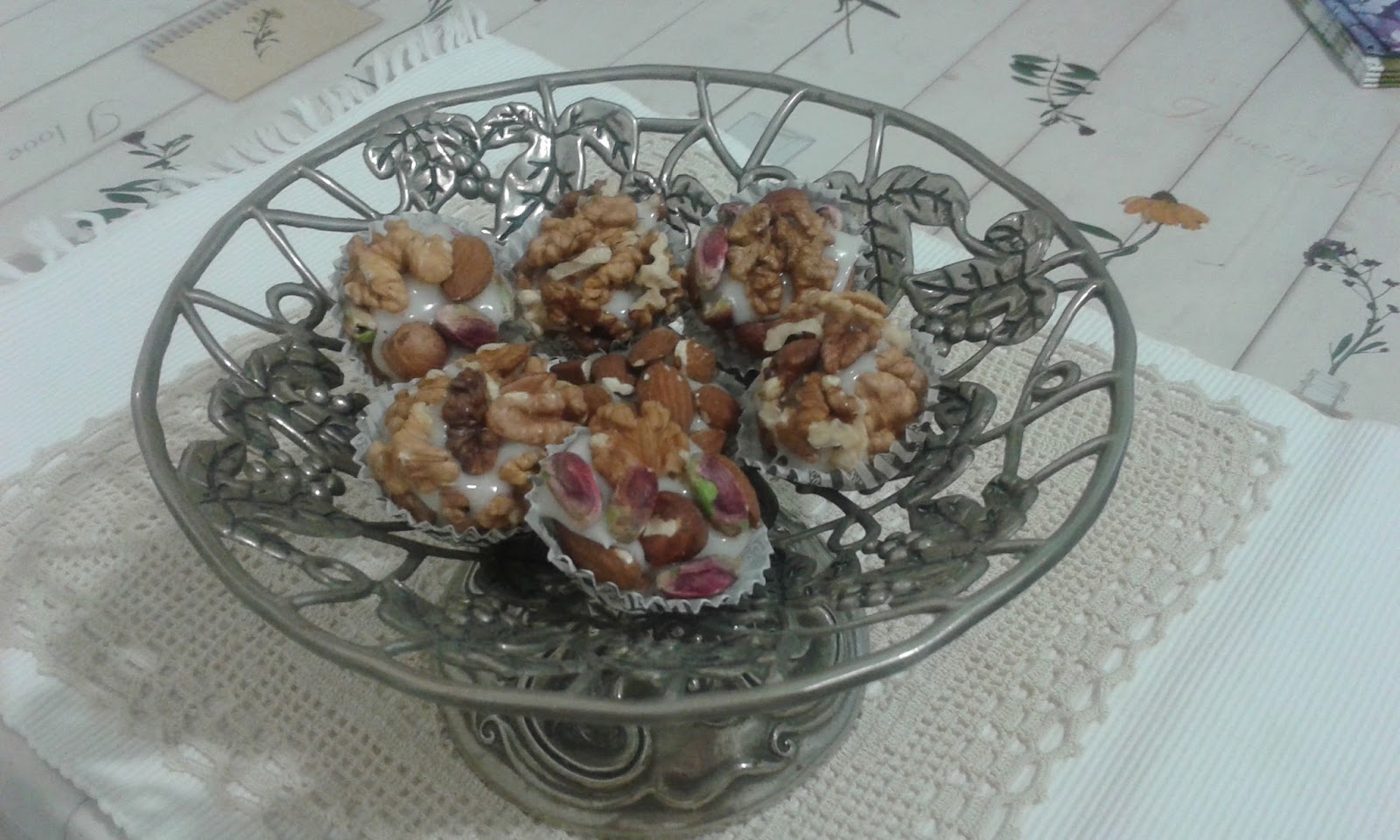 Grandma Athina Recipes: Κερασμα με Υποβρυχια Βανιλια και Ξηρους Καρπους