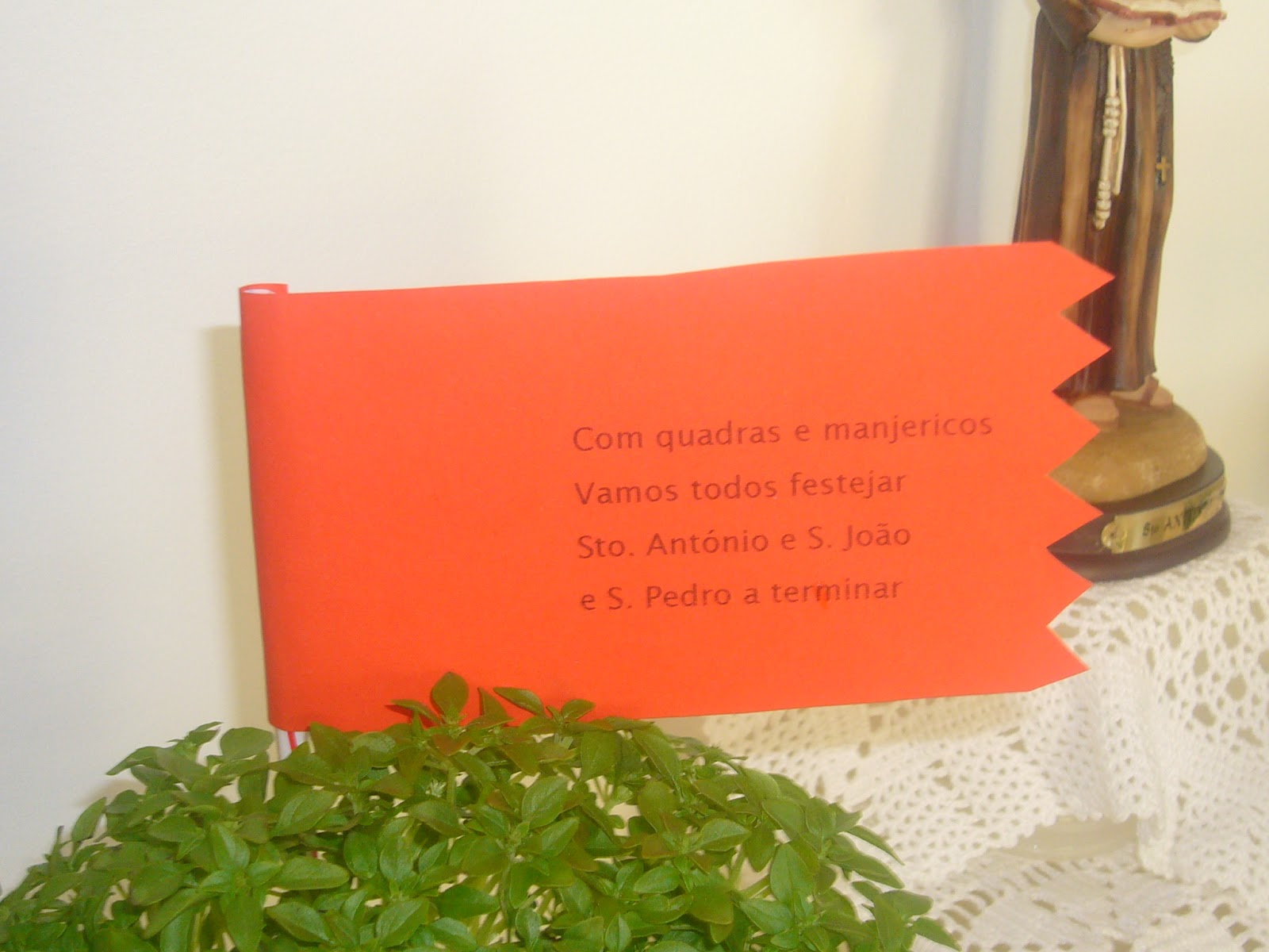 Biblioteca - E S Tomás Cabreira: Santos populares, manjericos e quadras