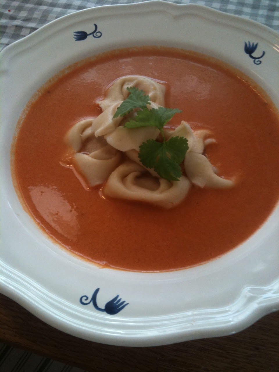 Billig og god middag: Kremet tomatsuppe med tortellini