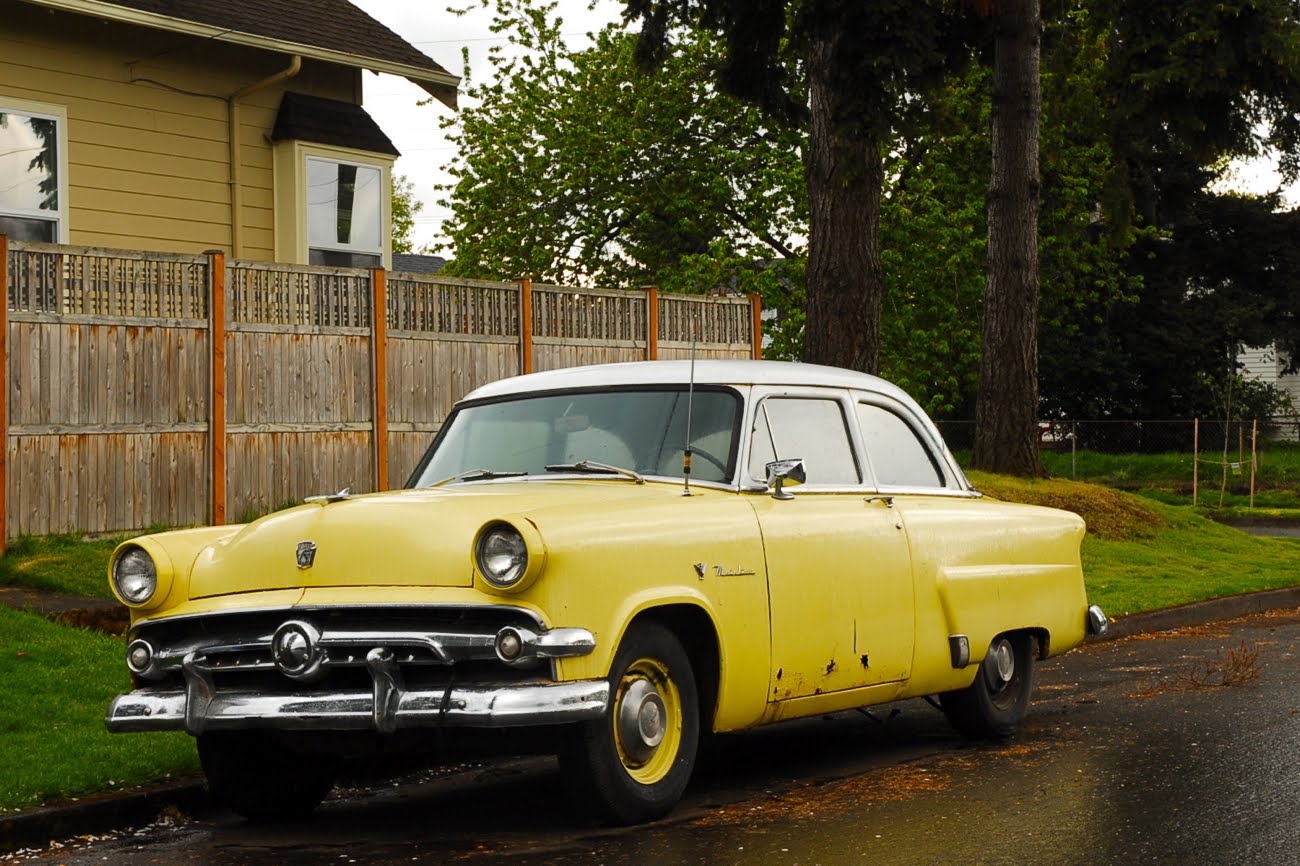 OLD PARKED CARS.: 1954 Ford Mainline.