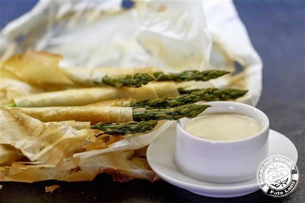 Asperges in brickdeeg met Tahini dressing - Marijke kookt