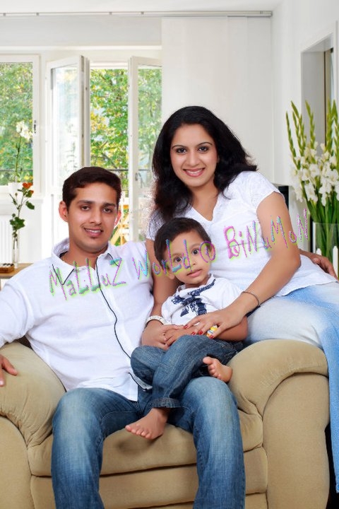 MalluZ WorLd: PlaYBacK SinGeR - AkhiLa AnaNd FaMiLY AlBuM