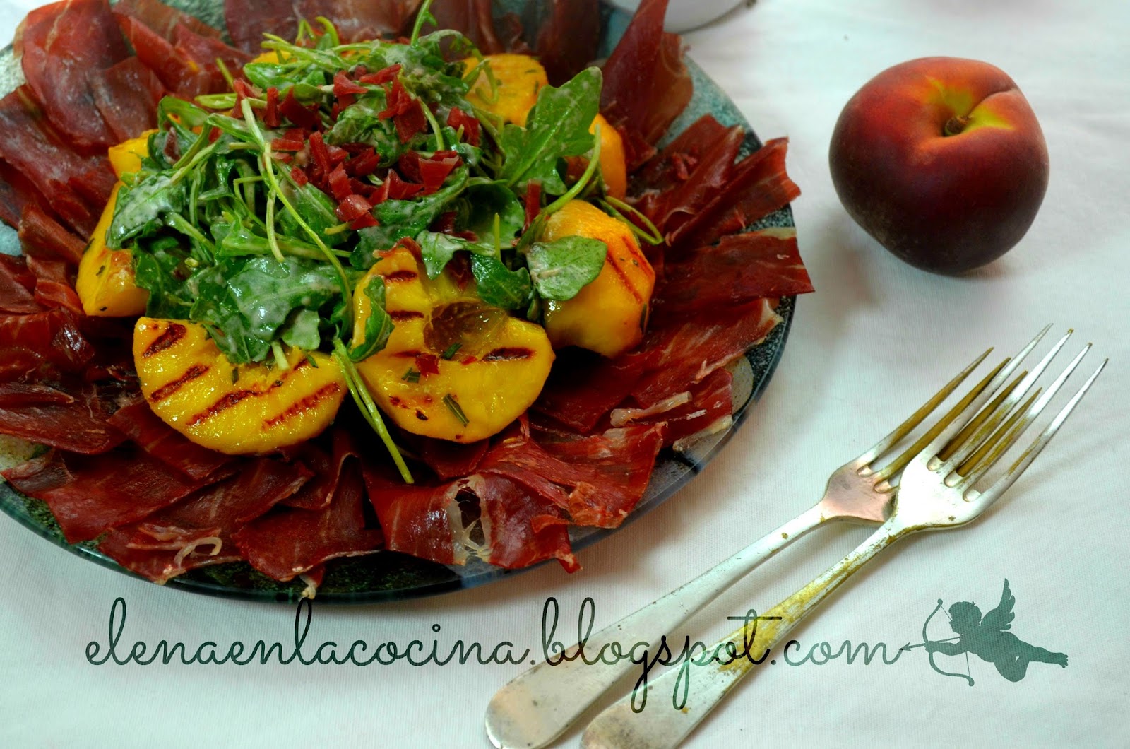 elena en la cocina: JAMÓN IBÉRICO CON ENSALADA DE MELOCOTONES ASADOS