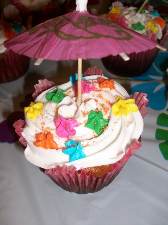 Honey's Sweets: Luau Cupcakes