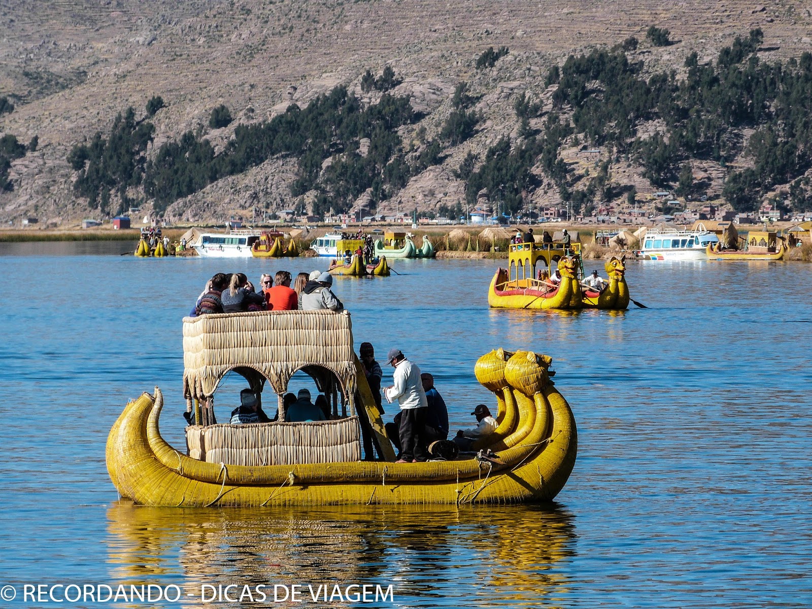 AS ILHAS FLUTUANTES UROS DO LAGO TITICACA, PERU
