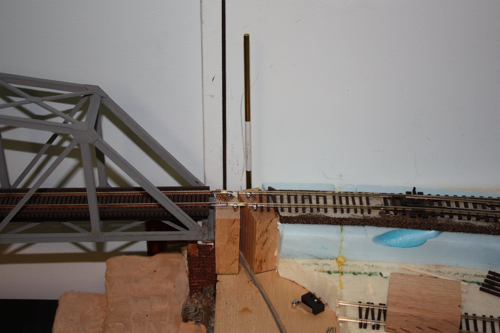 Dean's Model Railroad: Building a swing gate with bridges.