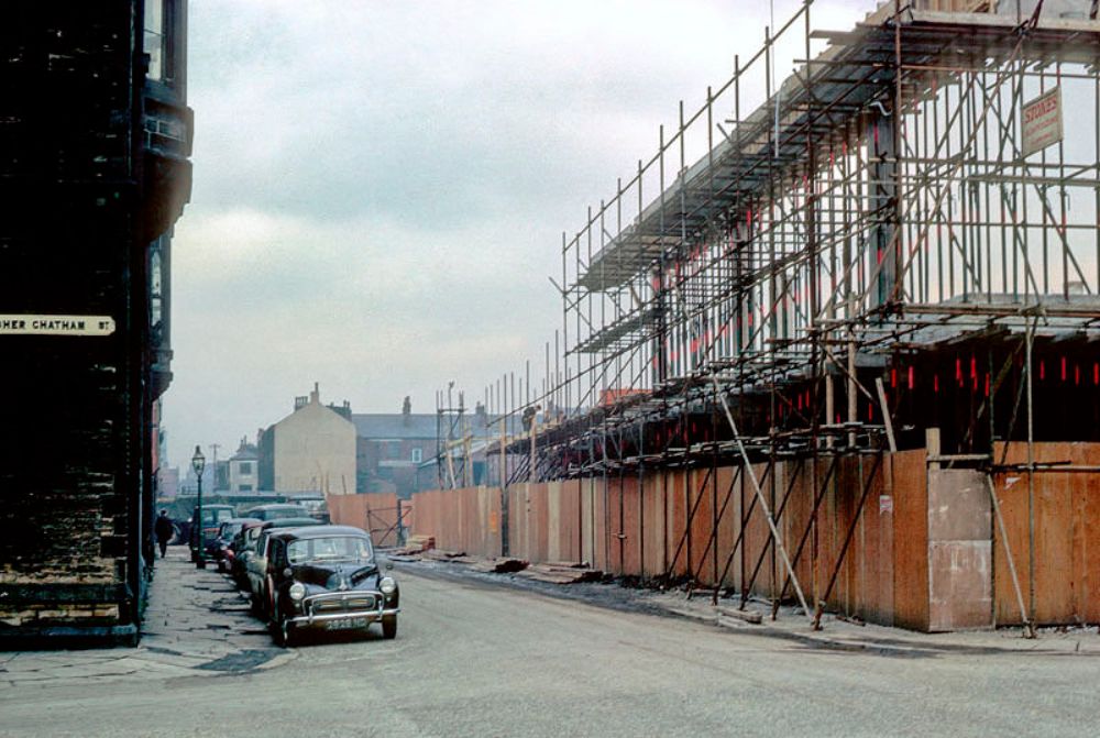 30 Fascinating Color Photographs That Capture Street Scenes of ...