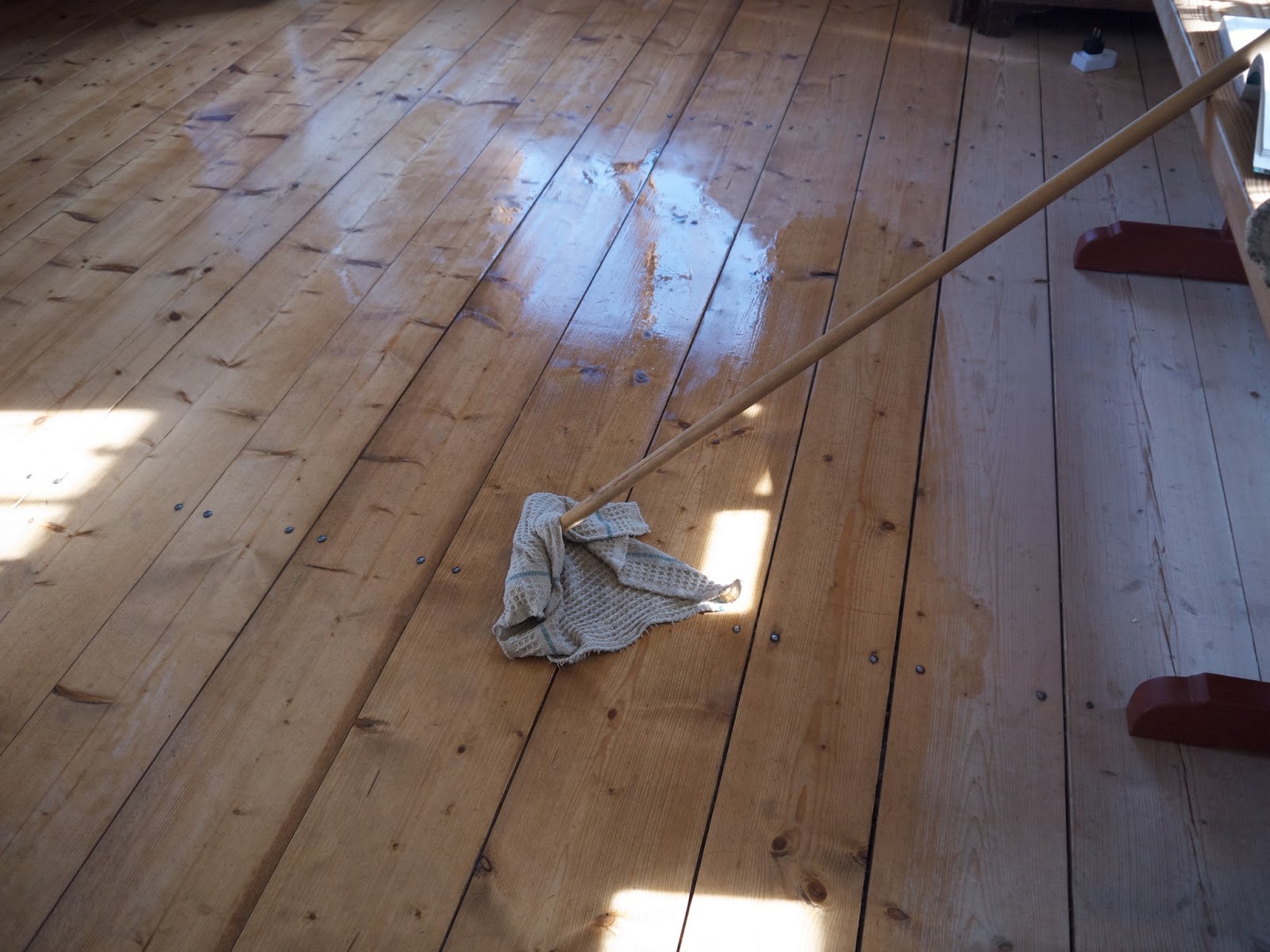 Monica på Mora i Sörmland: Såpskurat köksgolv!