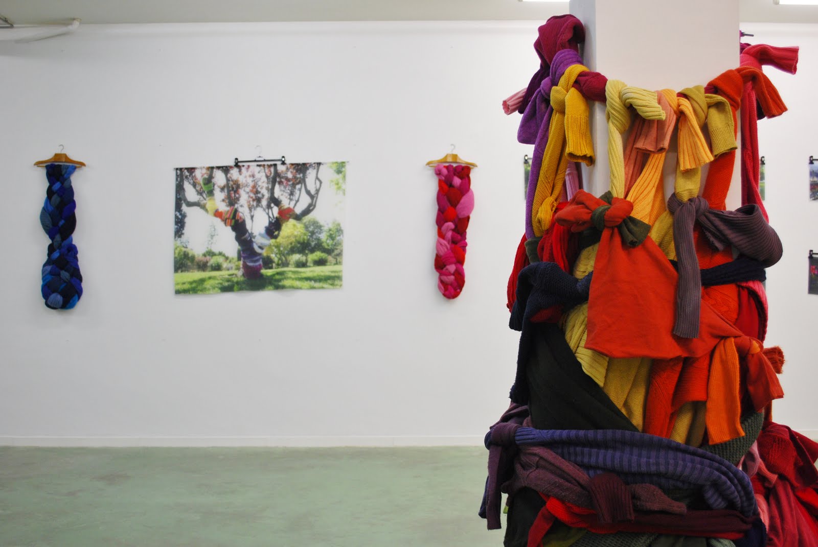 TEXTILKONTAK, instalaciones con ropa reciclada