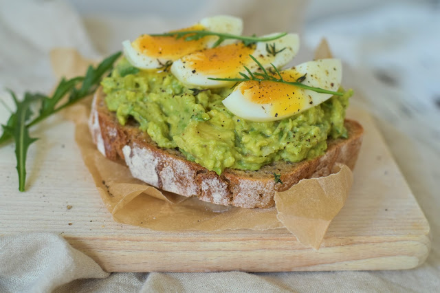 RAJ PODNIEBIENIA: KANAPKI Z AWOKADO I JAJKIEM