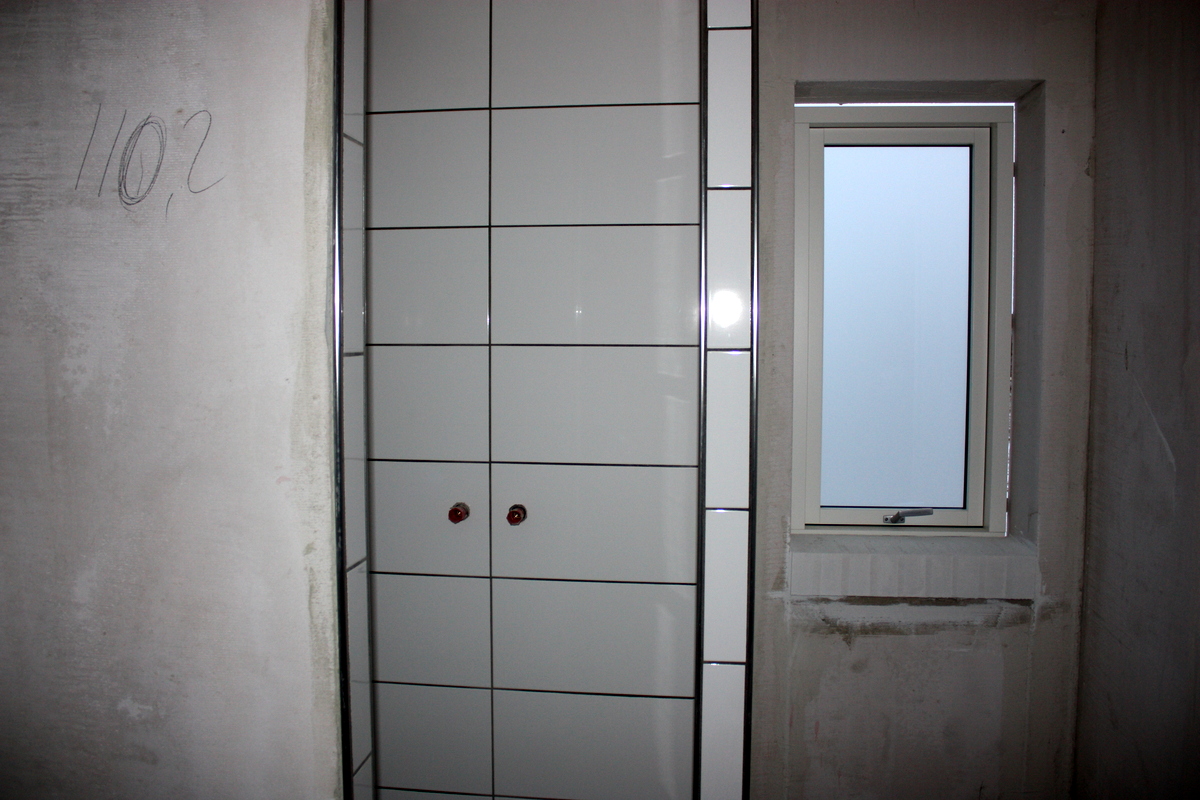 HusCompagniet på Kærhavebakken: Fliser er lagt