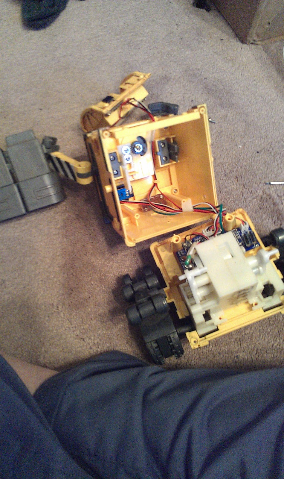 Wall E Robot (object/sound recognition, AI) - Oscar Liang