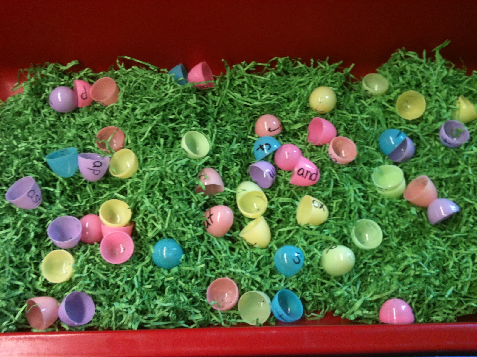 What's in your sensory table . . . and a Easter freebie ...