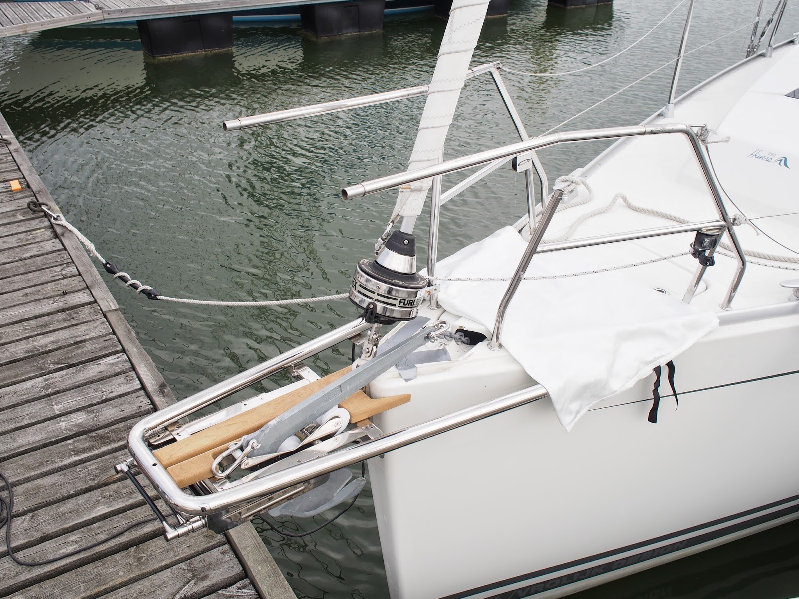 veneen haponkestävät varusteet: Hanse 320 keulataso ja kaide