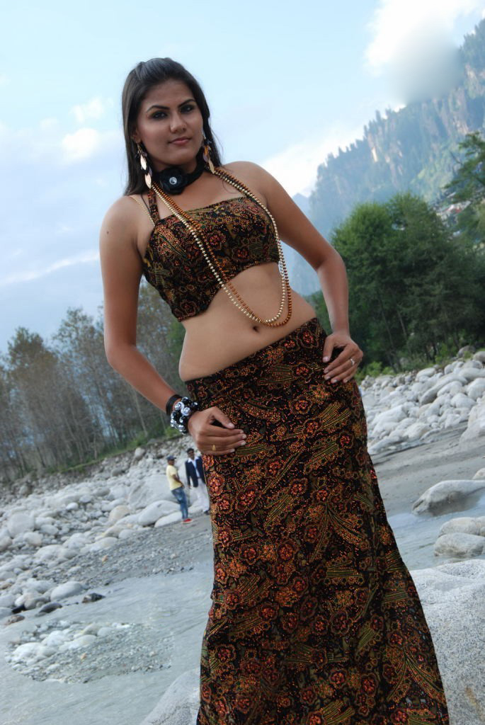 Actress Vinitha hot boob navel cleavage show photos