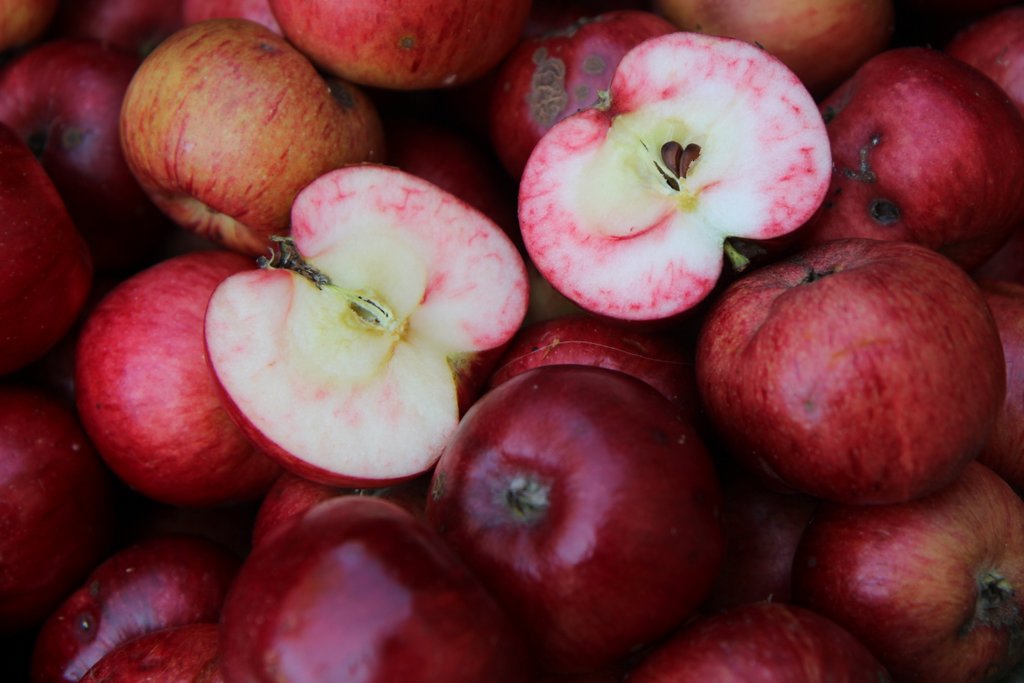 Bilder Zu Roter Apfel Mit Rotem Fruchtfleisch