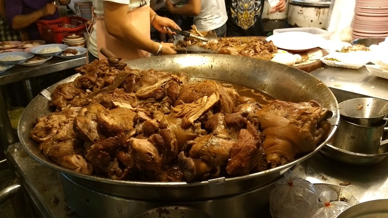 Chiang Mai North Gate - Cowboy Hat Lady Khao Kha Moo and Suki Koka ...