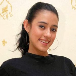 FAIRUZ A RAFIQ PROFIL DAN SEKSI FOTO TERBARU - ZONA ARTIS LAGI