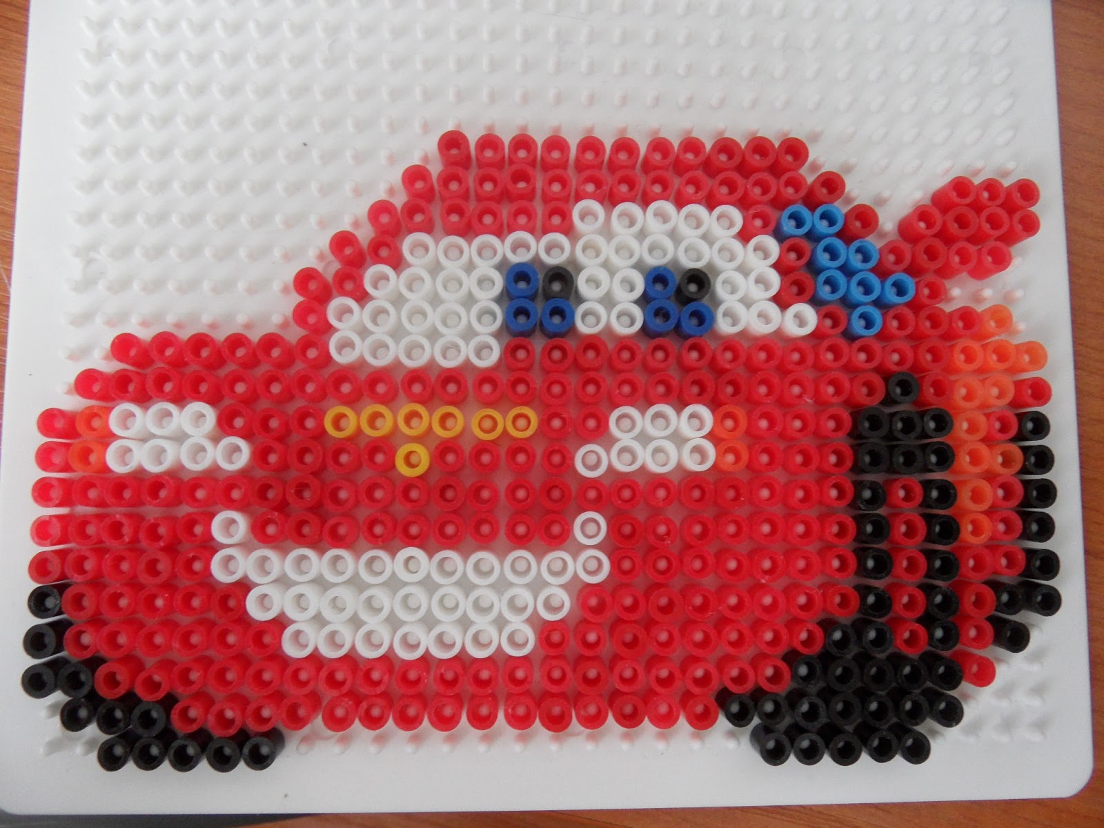 Miiuskan koti: Hama helmillä leikittelyä