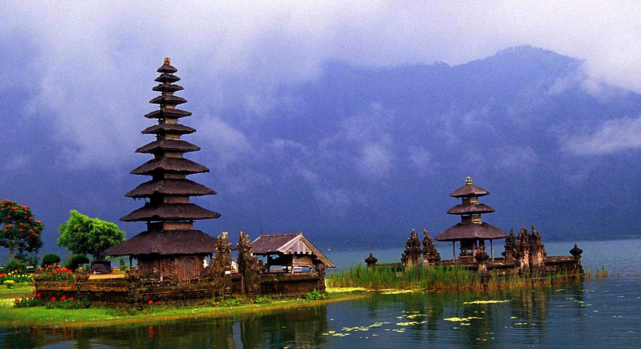 Pura dan Danau Di Bedugul - Atlantis Indonesia