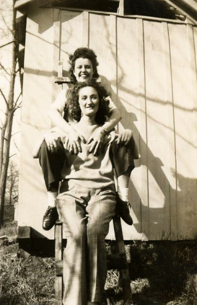 36 Vintage Snapshots Of Women Expressed Their Love Together From The