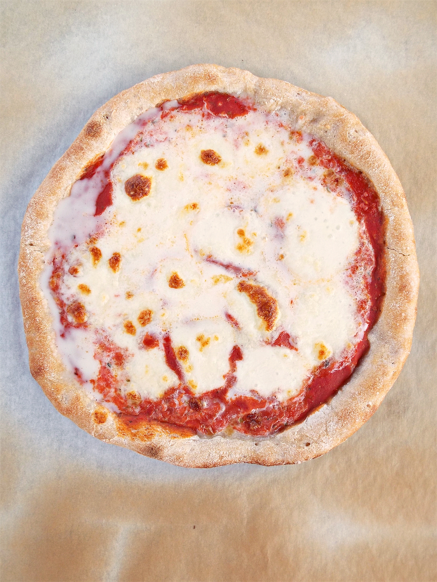 Pizza al piatto tipo napoletana con lievito madre